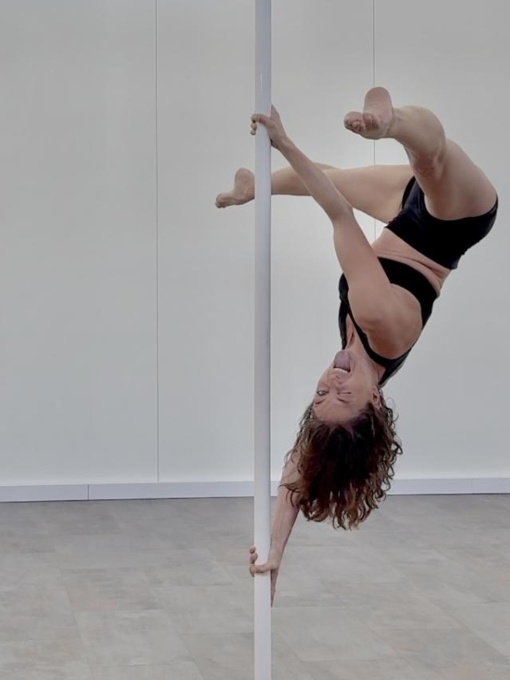 Offre Cours de Pole dance pour t’aider à la maison - débloque des figures et retrouve ta ...